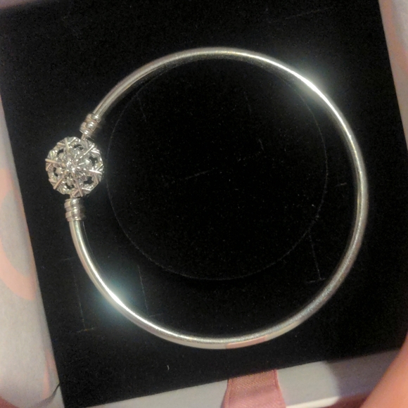 Pandora | Jewelry | Pandora Moments Sparkling Snowflake Clasp Bangle ...